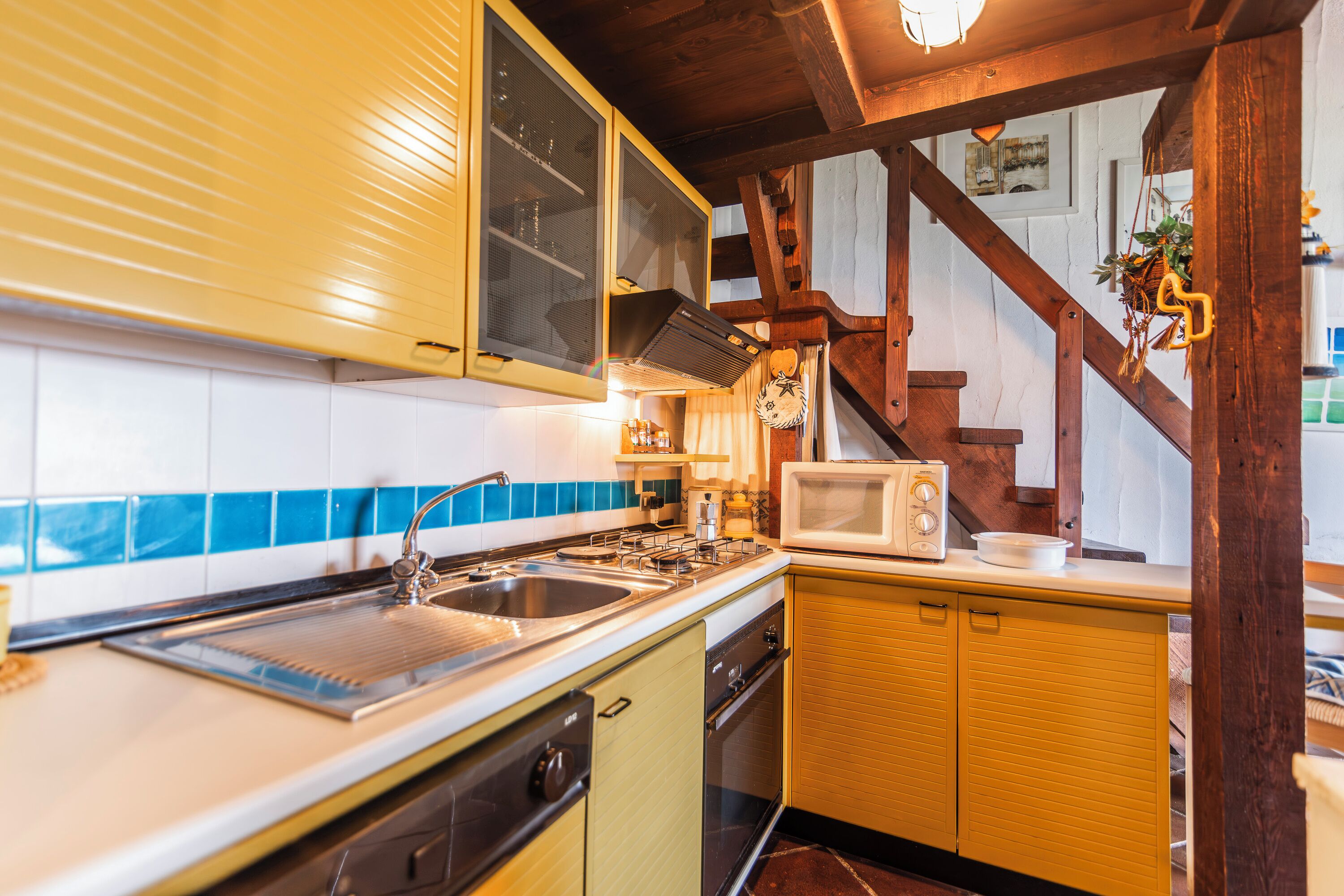 Apartamento Familiar, vários quartos, 2 casas de banho (Punta Volpe Home With Pool) | Cozinha privada | Um frigorífico, um micro-ondas, um forno, uma placa de cozinha 