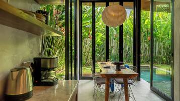 Villa, 2 quartos, vista para o jardim | Cozinha privada | Um frigorífico/congelador grande, um forno, uma chaleira elétrica