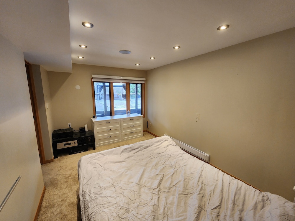 Chic & Private Pool 1br + Sofa Bed Walkout Apartment Jaccuzi Spa & Gym - Newmarket, ON, Canada