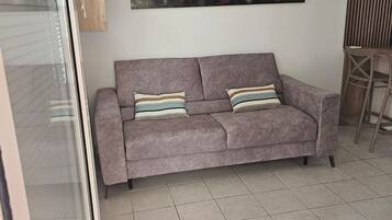Apartamento (Two Bedroom Apartment with Terrace) | Sala de estar | TV de tela plana 32 polegadas com canais a cabo