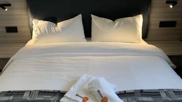 Quarto casal conforto, vista para o pátio | Cofres nos quartos, escrivaninha, quartos à prova de som