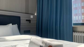 Quarto casal standard, vista para a cidade | Cofres nos quartos, escrivaninha, quartos à prova de som