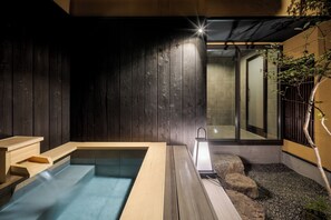 Vila superluxo, vista para o jardim | Banheiro | Banheira e chuveiro separados, chuveiro com efeito de chuva