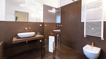 Quarto conforto, sacada, vista para o pátio | Banheiro | Secador de cabelo, chinelos, bidê, toalhas de banho