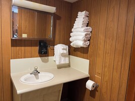 Quarto família | Banheiro | Toalhas de banho, sabonete, shampoo, papel higiênico