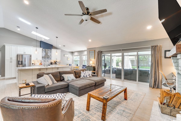 Screened Lanai + Fenced Yard: Luxe Orlando Home - Orlando, FL