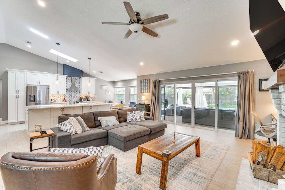 Screened Lanai + Fenced Yard: Luxe Orlando Home - Orlando, FL