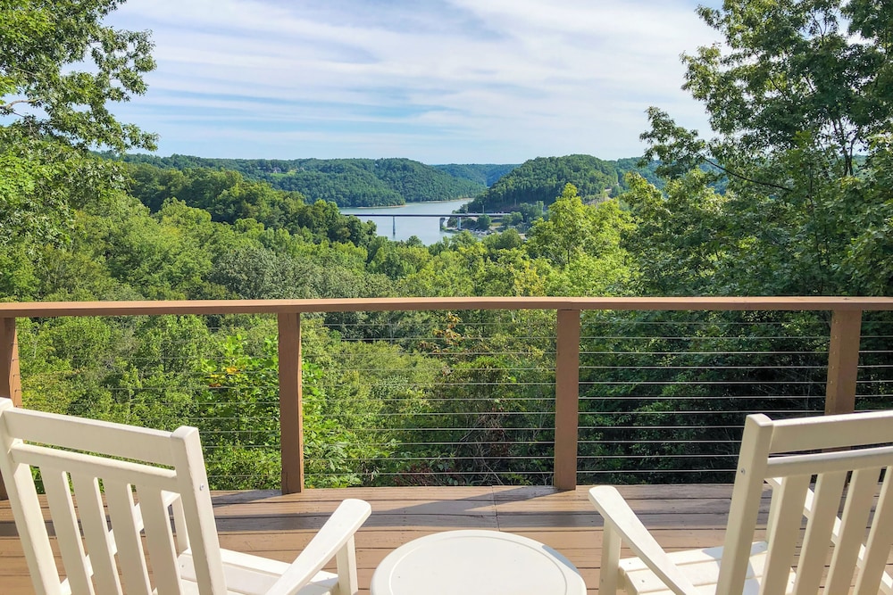Center Hill Couples Retreat Cabin: Lake View, Deck - Edgar Evins State Park, Silver Point