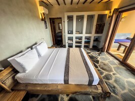 Quarto casal luxo, vista para a praia | Frigobar, cofres nos quartos, Wi-Fi de cortesia