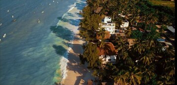 Na praia, areia branca, bar na praia 