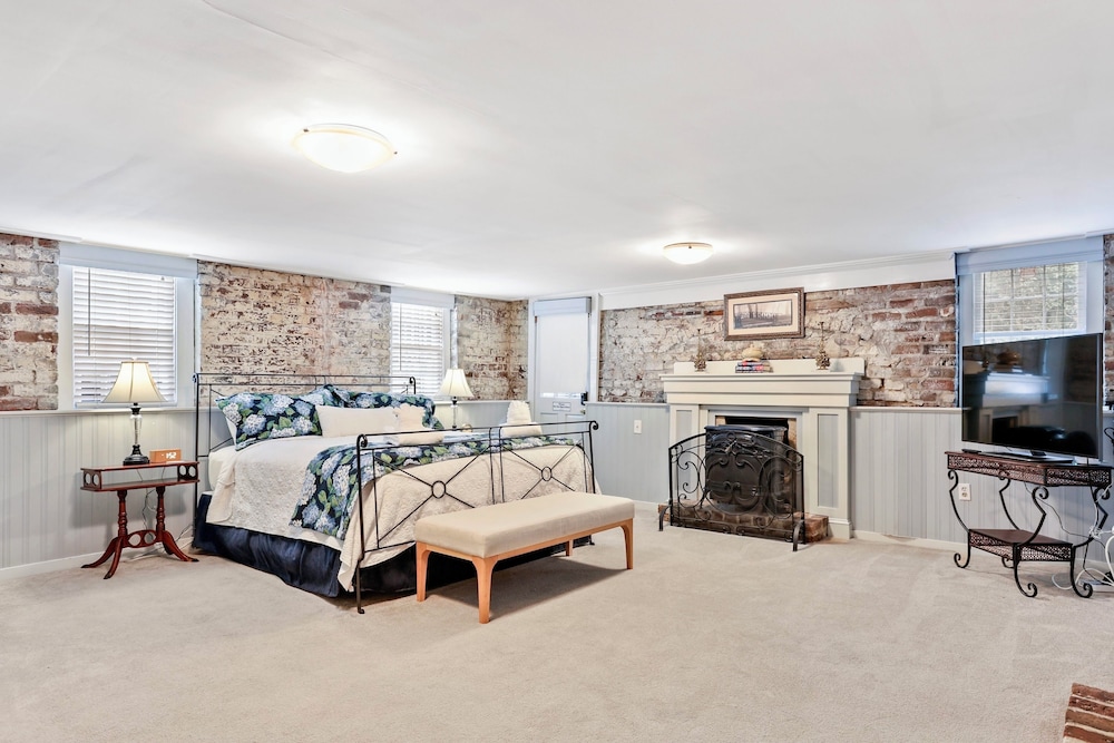 Amazing Location-Parker House Est 1806-King Beds-Warren Sqr-Courtyard ...