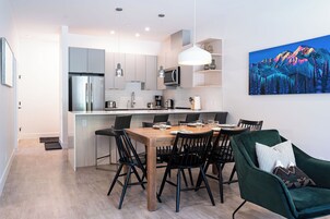 Apartamento em Condomínio Fechado | Cozinha privada | Um frigorífico, um micro-ondas, um forno, uma placa de cozinha 