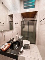 Quarto casal standard | Banheiro | Chuveiro, toalhas de banho, sabonete, shampoo