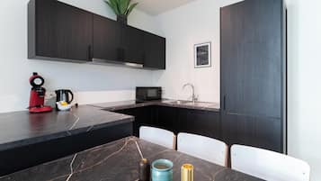 Estúdio Comfort, 1 cama de casal e sofá-cama | Cozinha privada | Um frigorífico/congelador grande, um micro-ondas, uma placa de cozinha