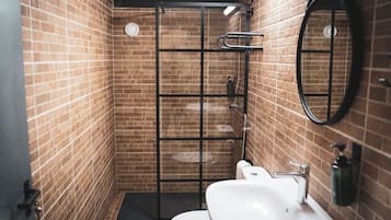 Quarto Cidade, 1 cama individual extragrande, não fumadores | Casa de banho | Um polibã, sabão, champô, papel higiénico