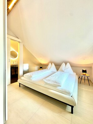 Apartamento Comfort em Condomínio Fechado, vista para a montanha | 1 quarto, cortinas/cortinados opacos, ferro/tábua de engomar