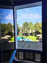 Quarto Triplo, vista para a piscina | Secretária adequada para computadores portáteis, quartos insonorizados 