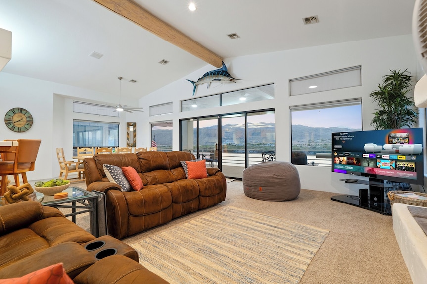 Exceptional 4 Bedroom Riverfront Home With Dock! Sleeps 16 - 拉芙琳