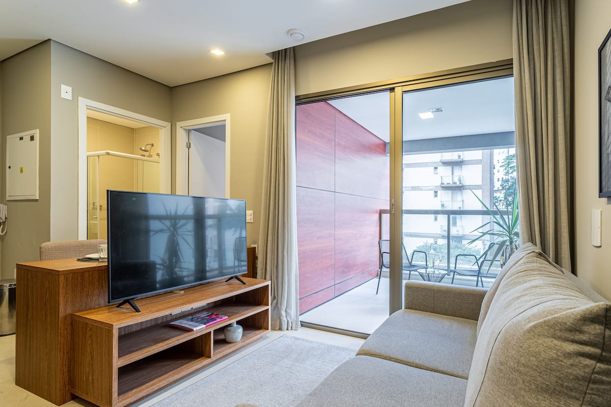 Apartamento conforto | Área de estar | Smart TV 32 polegadas com canais digitais