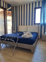 Quarto Duplo Deluxe, vista para o jardim | Cofre no quarto, secretária, cortinas/cortinados opacos 