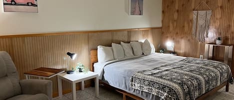 Quarto conforto, 1 cama King | Ferros/tábuas de passar roupa, Wi-Fi de cortesia