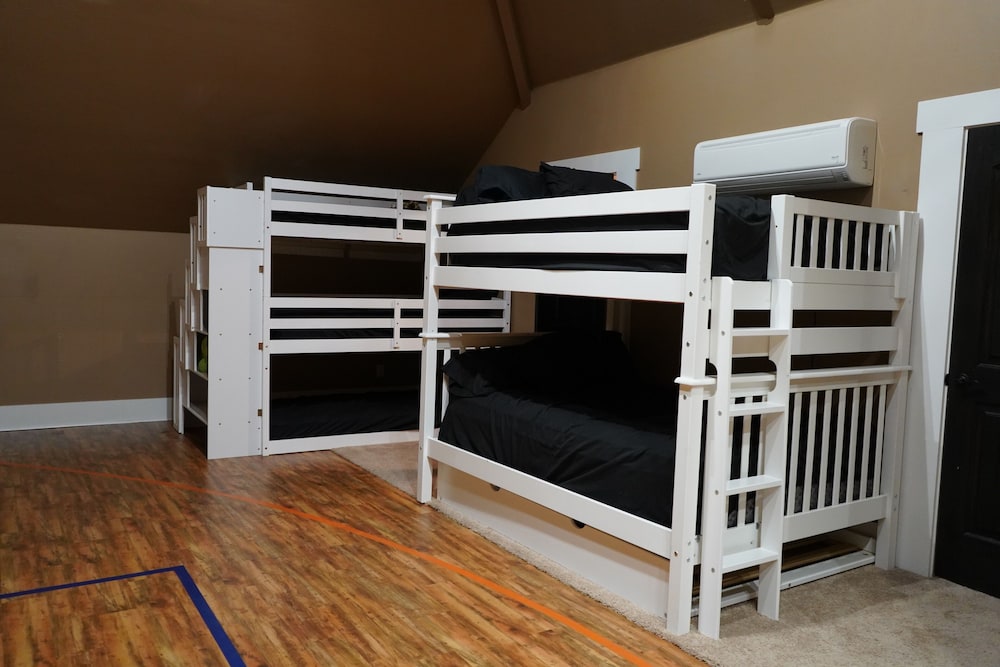 Spacious 8 Bedroom W/ Swimming Pool & Indoor Basketball Court. Close To Bps - Stillwater, OK