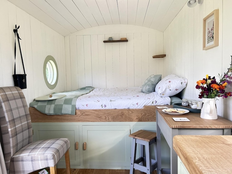 Cosy Devon Hut Woodland Views - North Devon