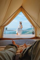 Cabana de Madeira Clássica | Cortinas/cortinados opacos, roupa de cama fornecida 