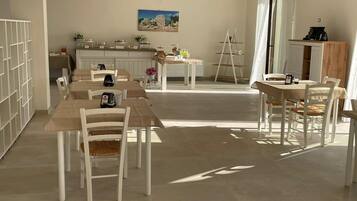 Café da manhã com buffet grátis todos os dias