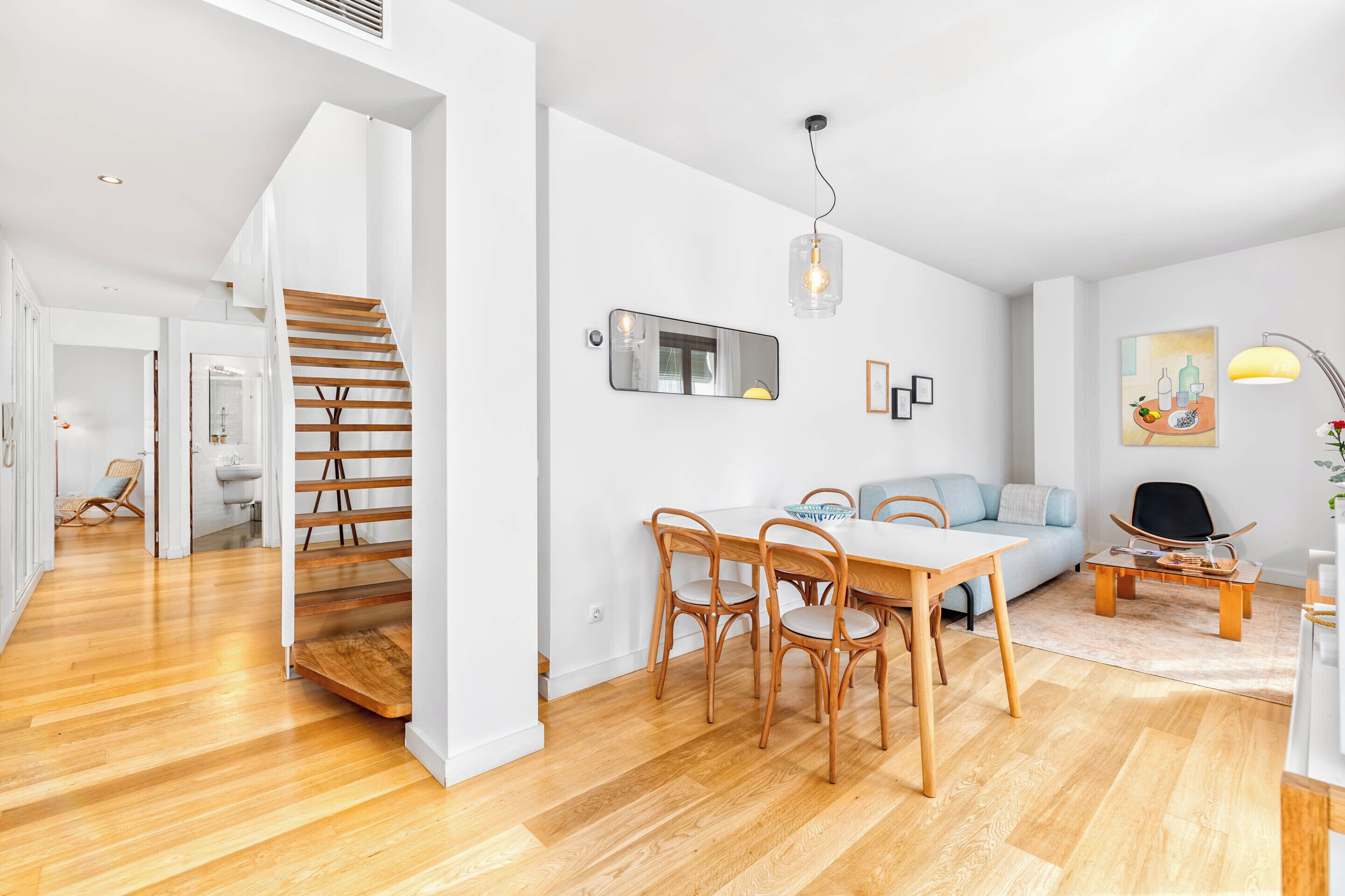 Penthouse de Luxo, 2 quartos, Vista para a cidade | Sala de estar | Televisor LCD de 50 polegadas com canais por cabo 