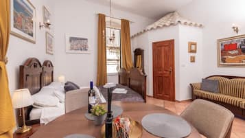 Superior Studio | Sala de estar | Televisor de ecrã plano de 32 polegadas com canais por cabo