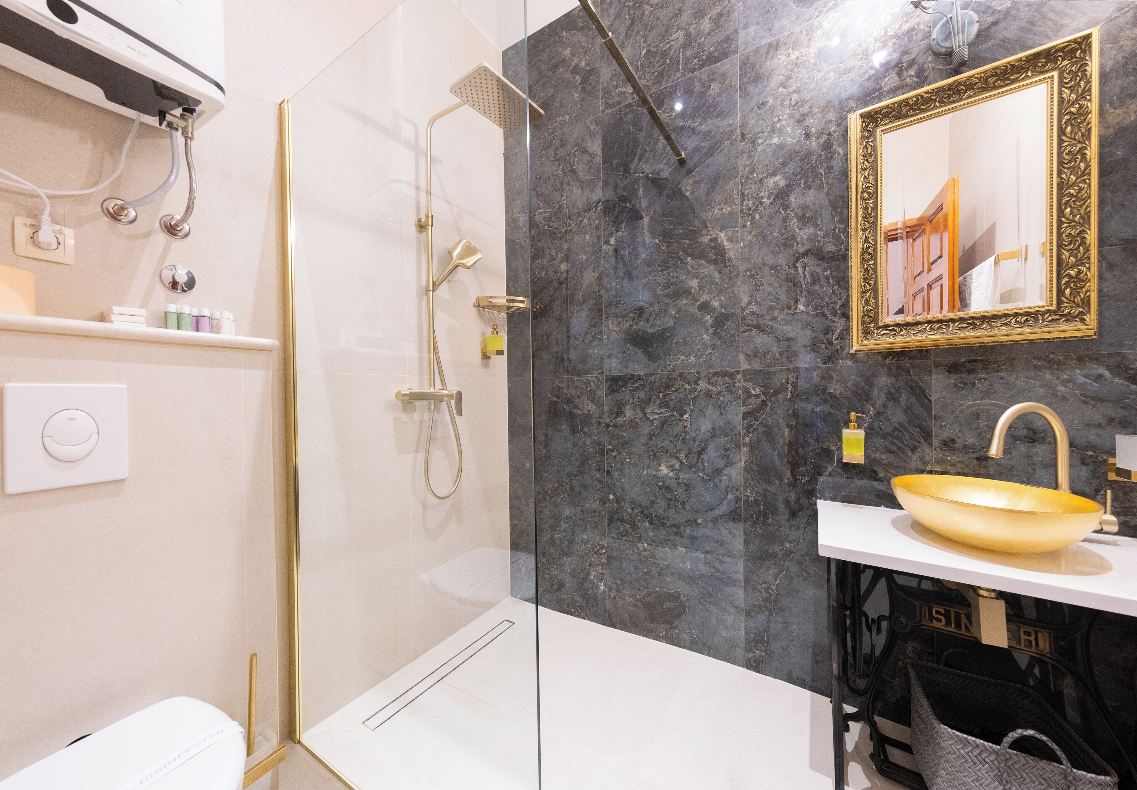 Standard Studio | Casa de banho | Um polibã, um secador de cabelo, chinelos, toalhas fornecidas 