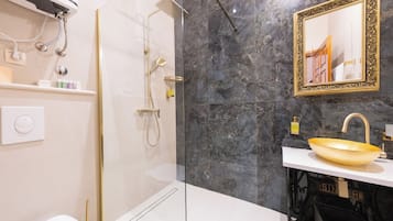 Standard Studio | Casa de banho | Um polibã, um secador de cabelo, chinelos, toalhas fornecidas