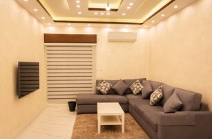 Apartamento conforto, sacada, vista para a cidade | Área de estar | TV de tela plana