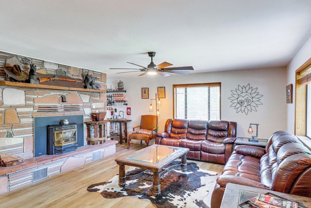 Walk To Rainbow Lake: Cabin W/ Game Room & Yard - Pinetop-Lakeside, AZ