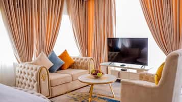 Quarto Comfort, varanda, Vista para a cidade | Sala de estar | Televisor