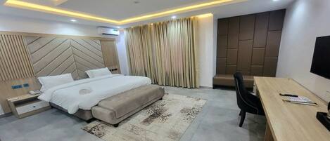 Quarto Deluxe, varanda, Vista para a cidade | Secretária, secretária adequada para computadores portáteis