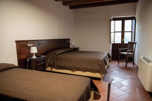 Quarto Triplo Básico, casa de banho privativa, vista para a montanha | Cofre no quarto, secretária 