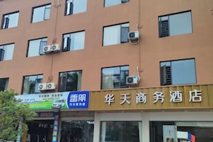 Hotel com várias janelas e aparelhos de ar condicionado na fachada.