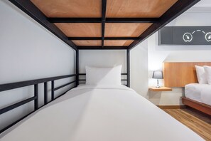 Quarto Quádruplo Deluxe | Minibar, cofre no quarto, secretária