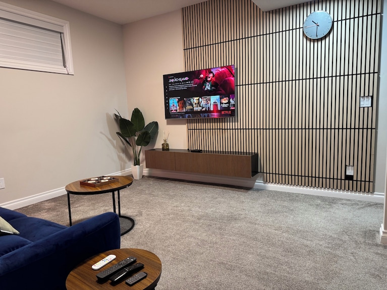 This Fully Furnish 2bedroom And A Full Bath Gives You Cozy & Relaxing Experience - Calgary