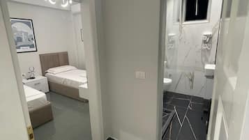 Quarto casal ou duplo standard, 2 camas de solteiro, sacada, vista para a cidade | Espaço de trabalho para notebook, Wi-Fi de cortesia, roupa de cama