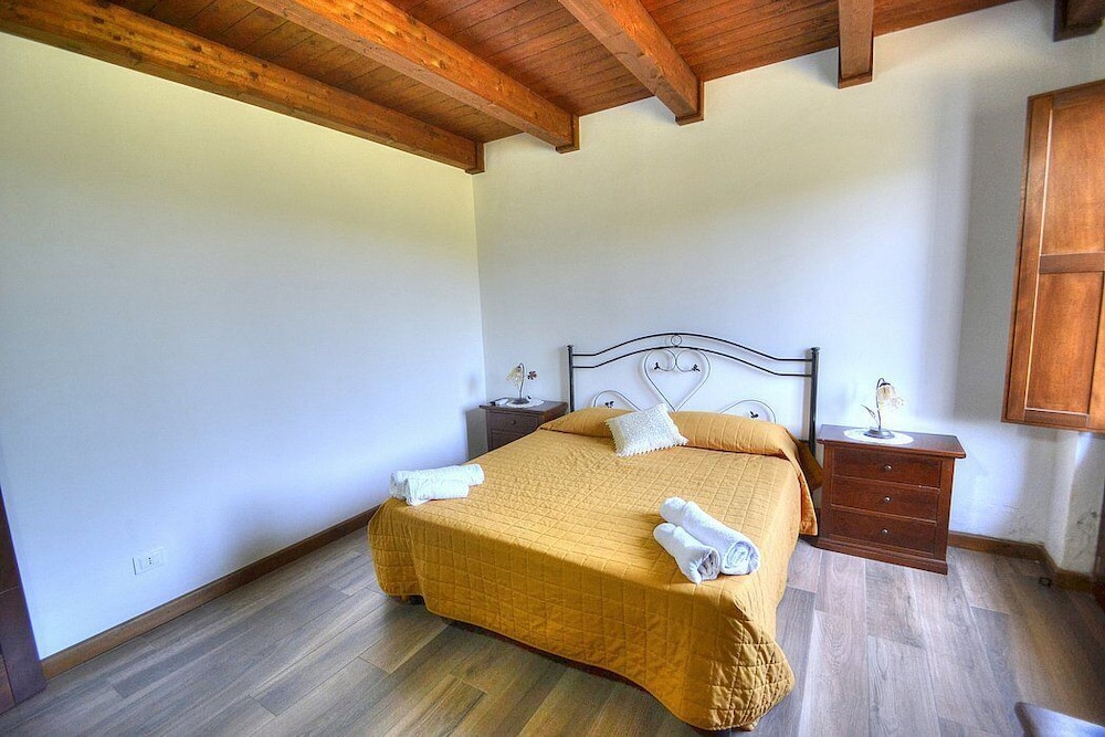 Villa Nefele: A Spacious And Welcoming Two-story Villa In A Quiet Position, Located On A Hillside Above The Sea, With Free Wi-fi. - Castellabate