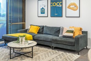 Apartamento, 3 quartos | Sala de estar | Televisor LED de 55 polegadas com canais por cabo 