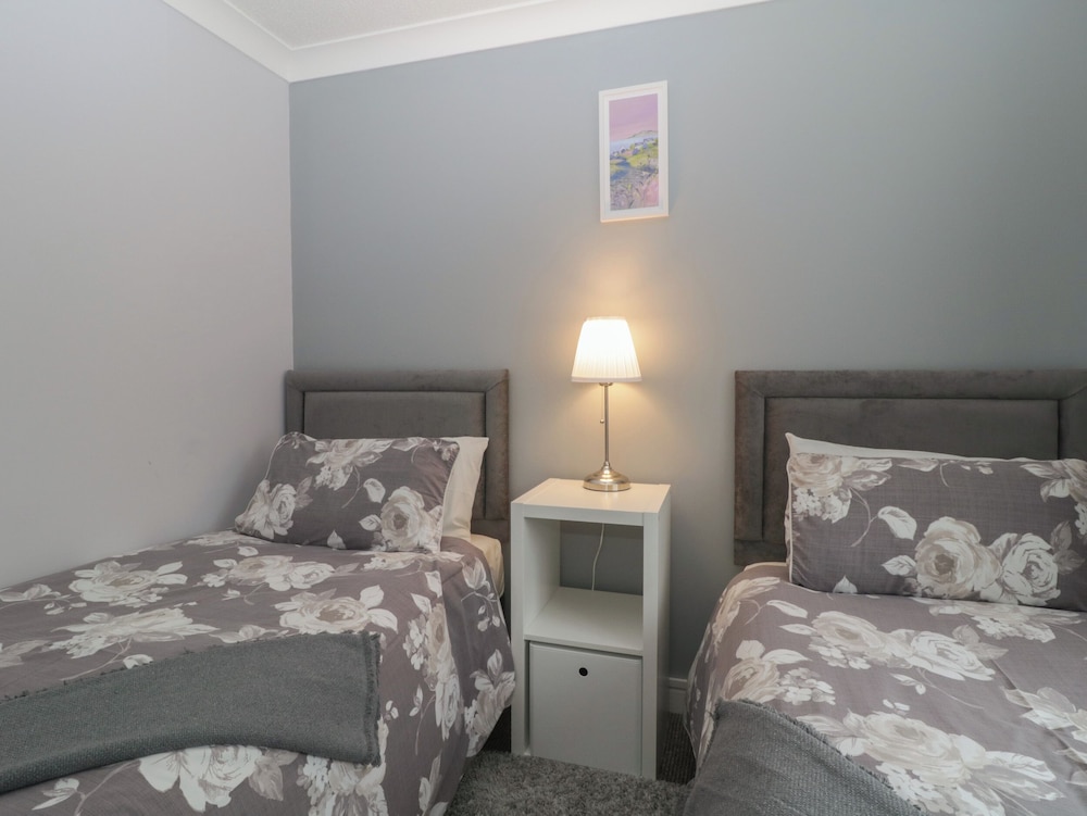 FLAT 4, BIG TREE HOLIDAY FLATS, family friendly in Paignton - Paignton ...