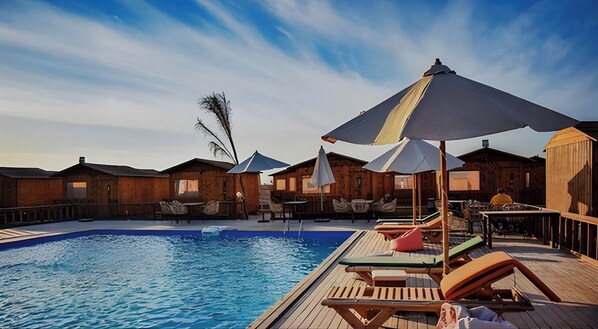 Cabine, vista para a piscina | 1 quarto, Wi-fi grátis 