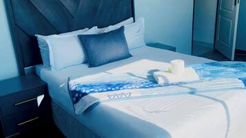 Quarto Duplo Básico | Com decoração personalizada, com mobília individualizada, secretária