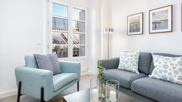Apartamento exclusivo, 3 quartos | Área de estar | TV 50 polegadas com canais a cabo