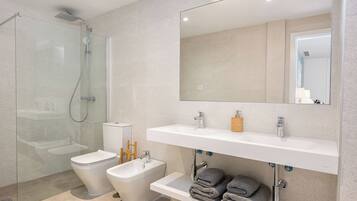 Apartamento Clássico | Casa de banho | Um polibã, um secador de cabelo, toalhas fornecidas, sabão