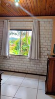Quarto triplo standard, 1 quarto, cozinha, vista para a piscina | Wi-Fi de cortesia, roupa de cama